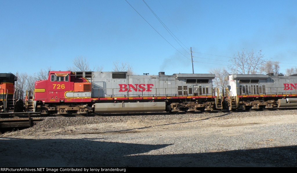 BNSF 726 west of argentine yard